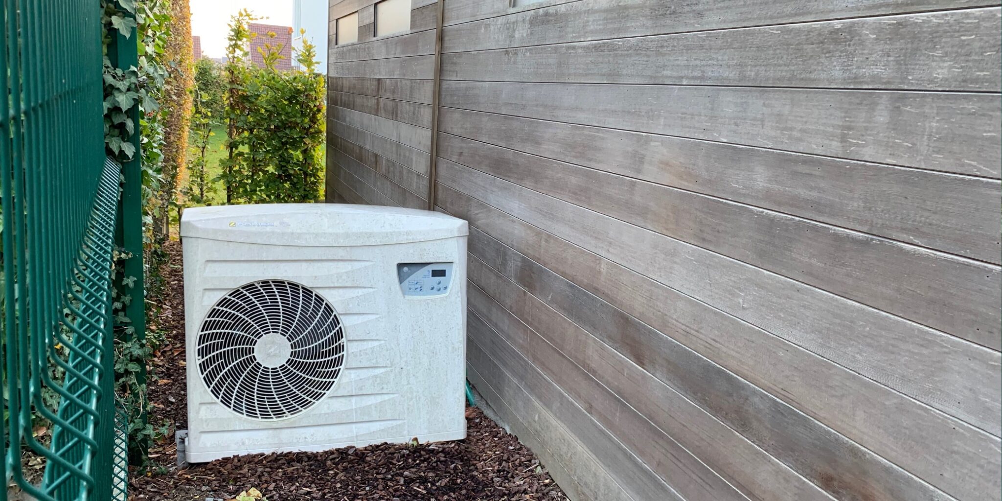 Geluid warmtepomp: aantal dB & factoren [+ Hoe beperken?]